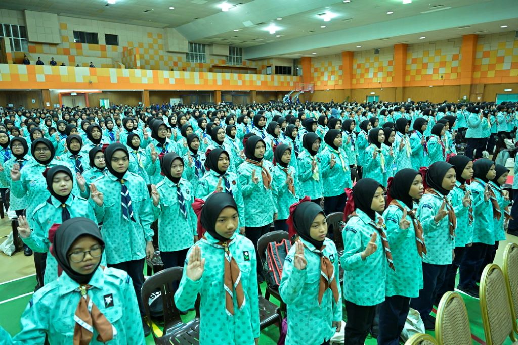 Kebawah Duli Paduka Baginda Tengku Ampuan Pahang lancar Persatuan Pandu Puteri Klover UMPSA ...